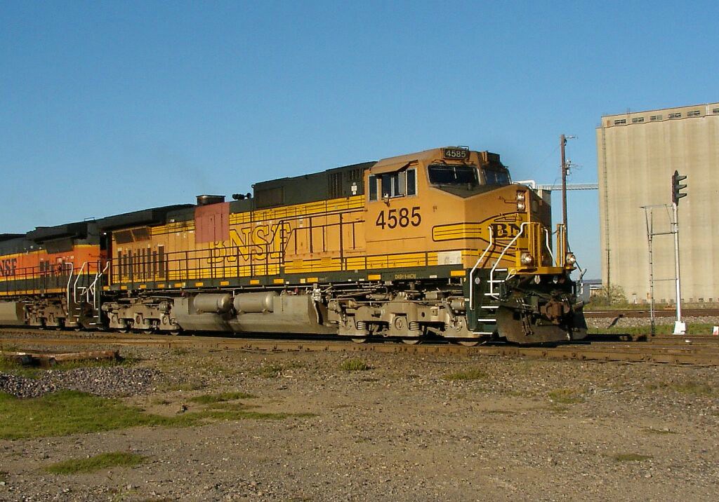 BNSF 4585